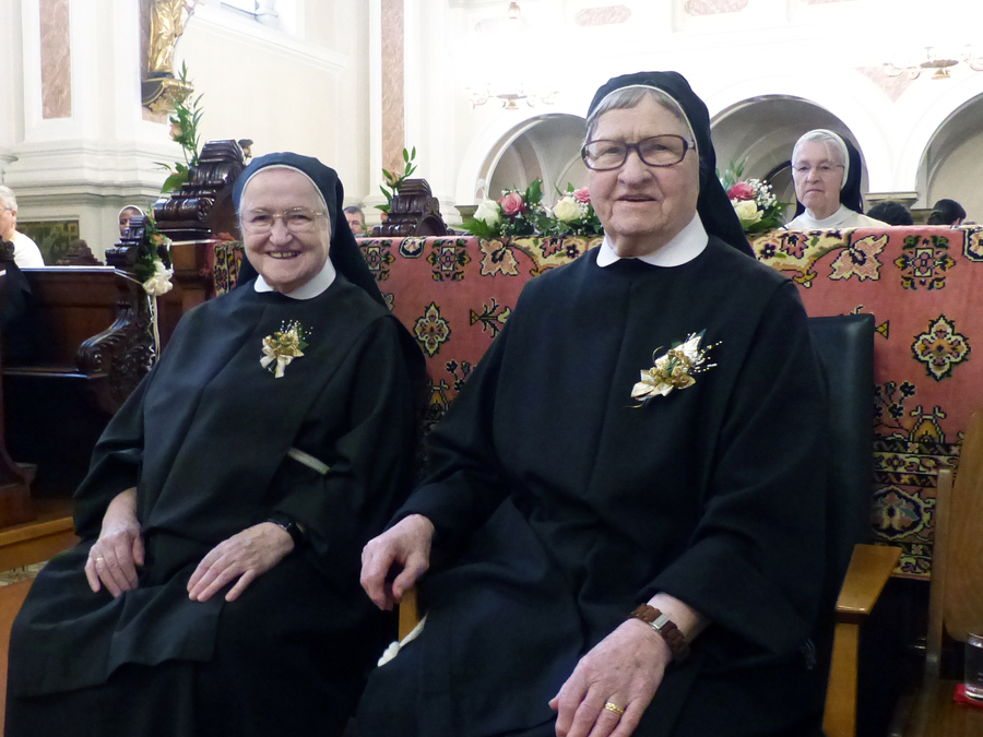 Grazer Elisabethinen feierten Professjubiläen und Einkleidung